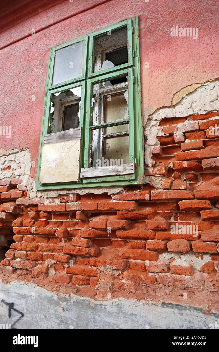 Wall of an old ruined building Stock Photo - Alamy