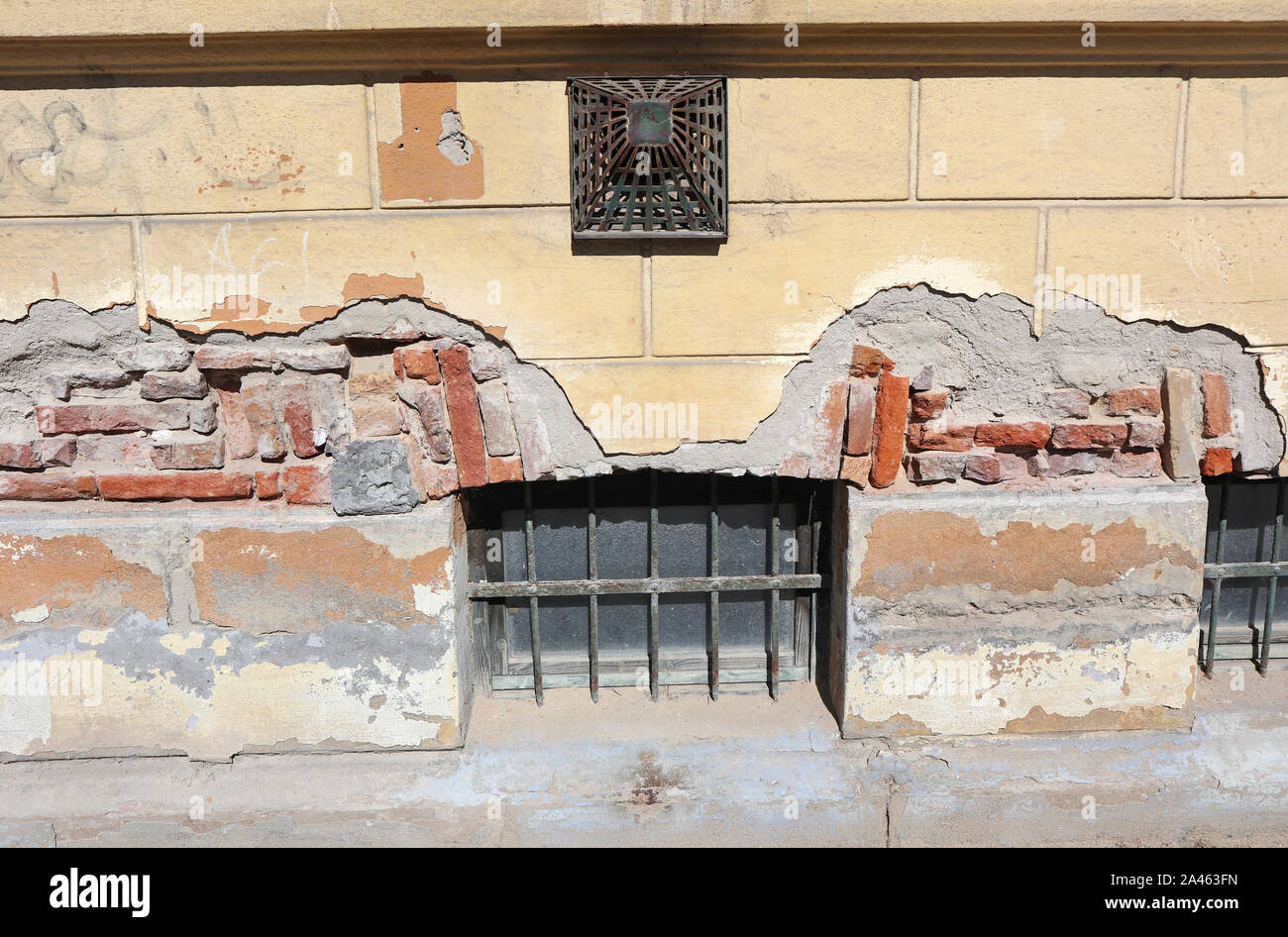Wall of an old ruined building Stock Photo - Alamy