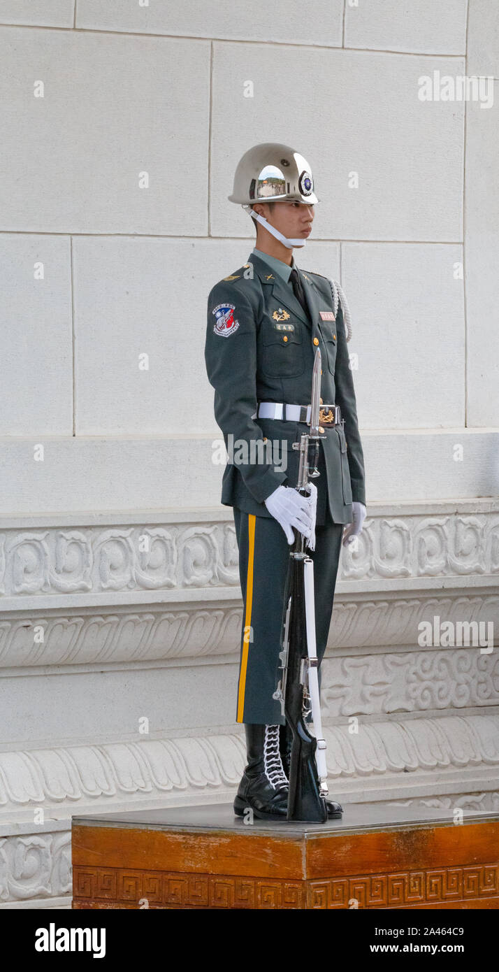 TAIPEI CITY, TAIWAN: Taiwanese ceremonial guard at National ...
