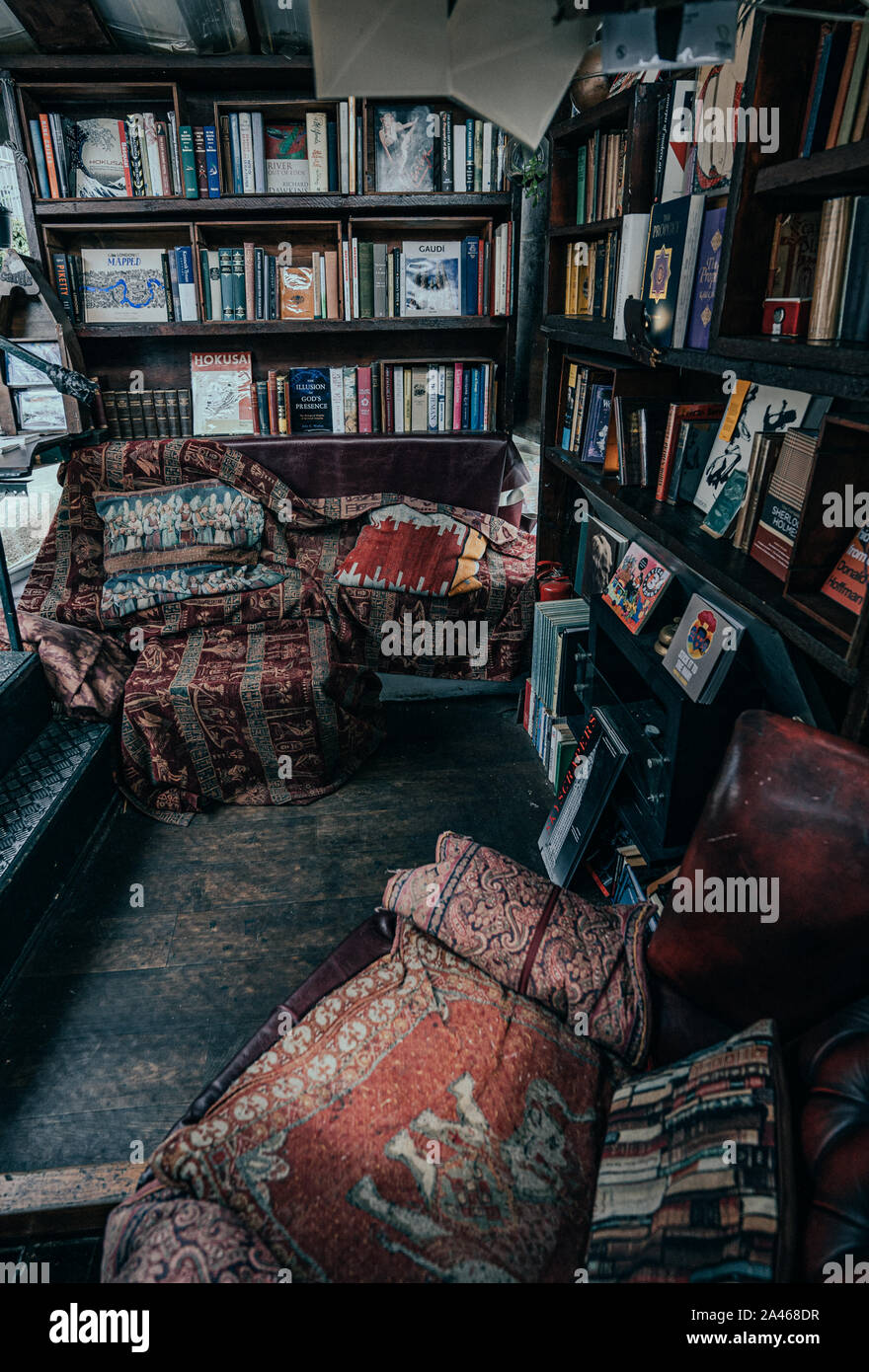 Old book store london hi-res stock photography and images - Alamy