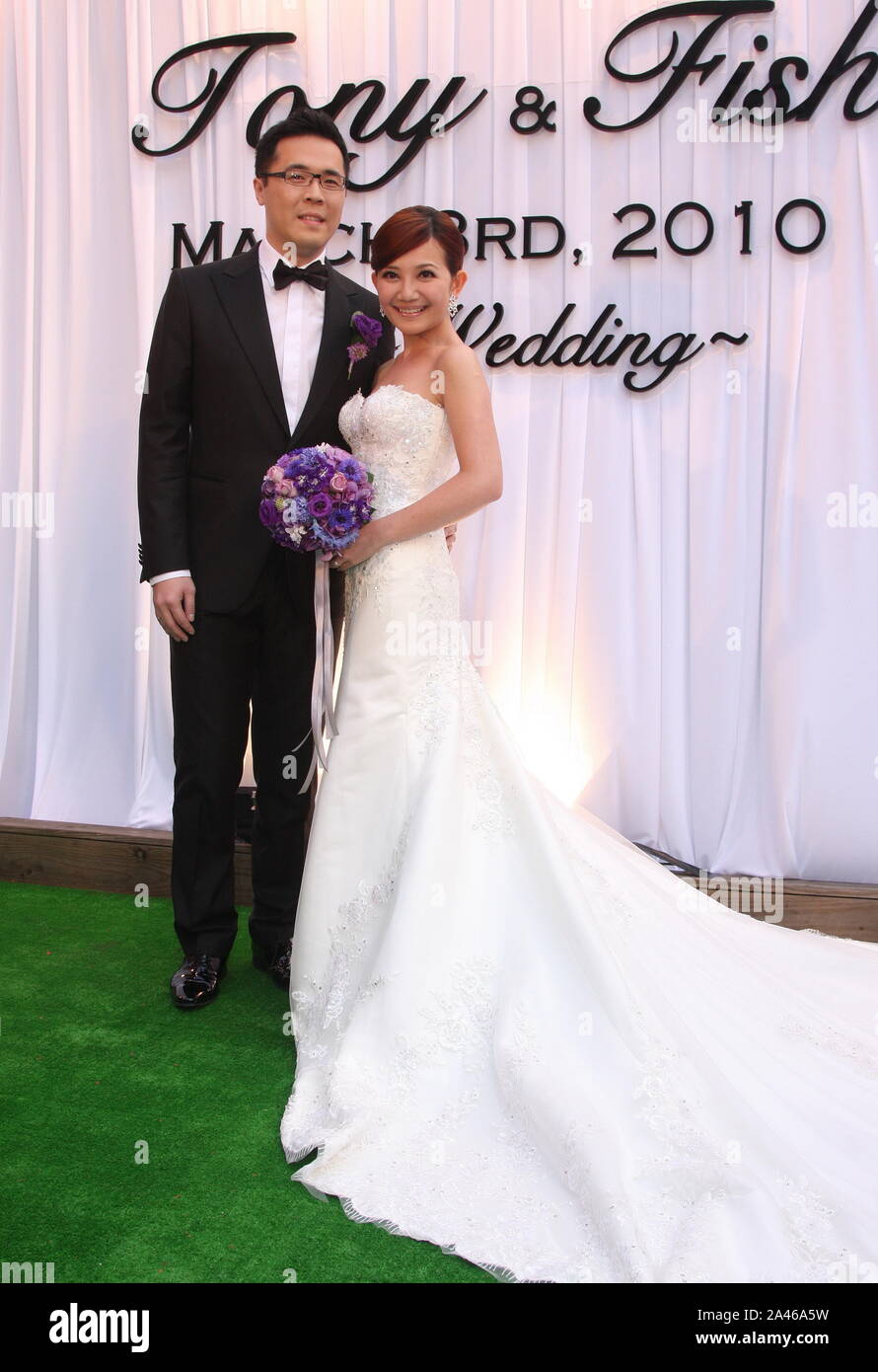 **TAIWAN OUT**--FILE--Malaysian singer Fish Leong and her husband Tony ...