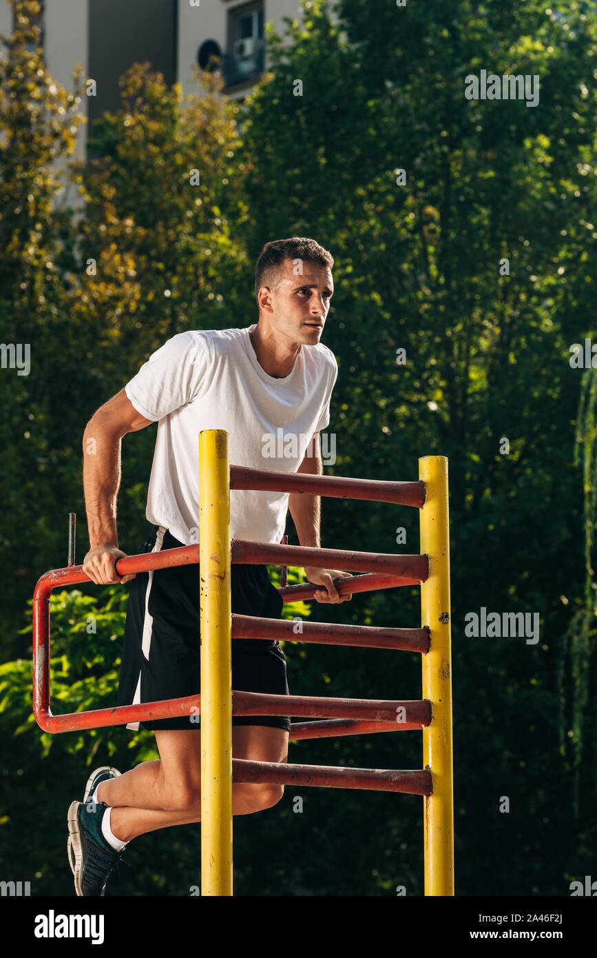 Muscular bodybuilder doing chin up hi-res stock photography and images ...