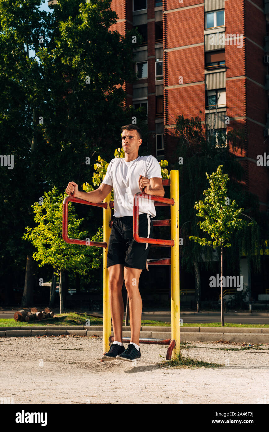 Muscular bodybuilder doing chin up hi-res stock photography and images ...