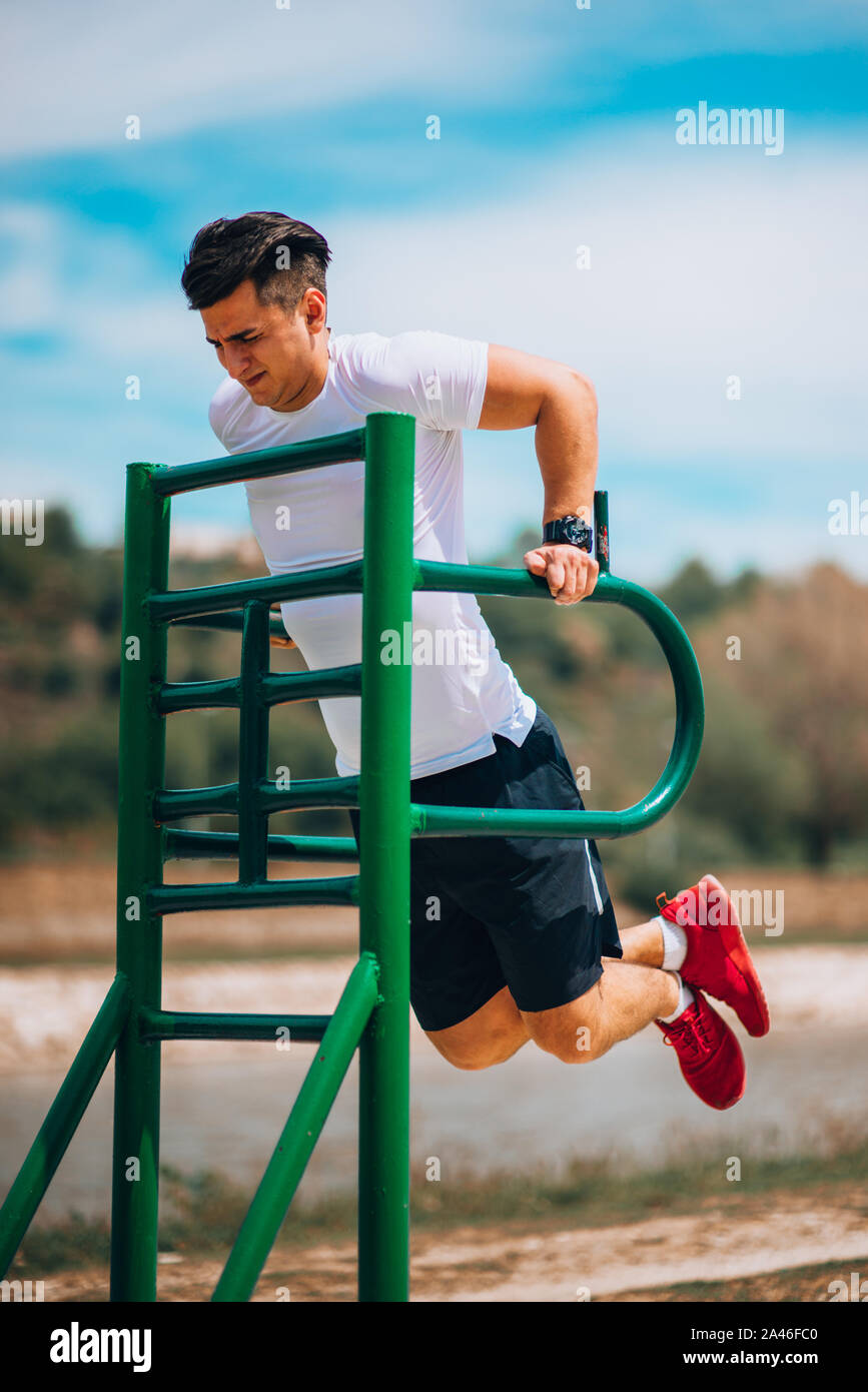 Muscular bodybuilder doing chin up hi-res stock photography and images ...