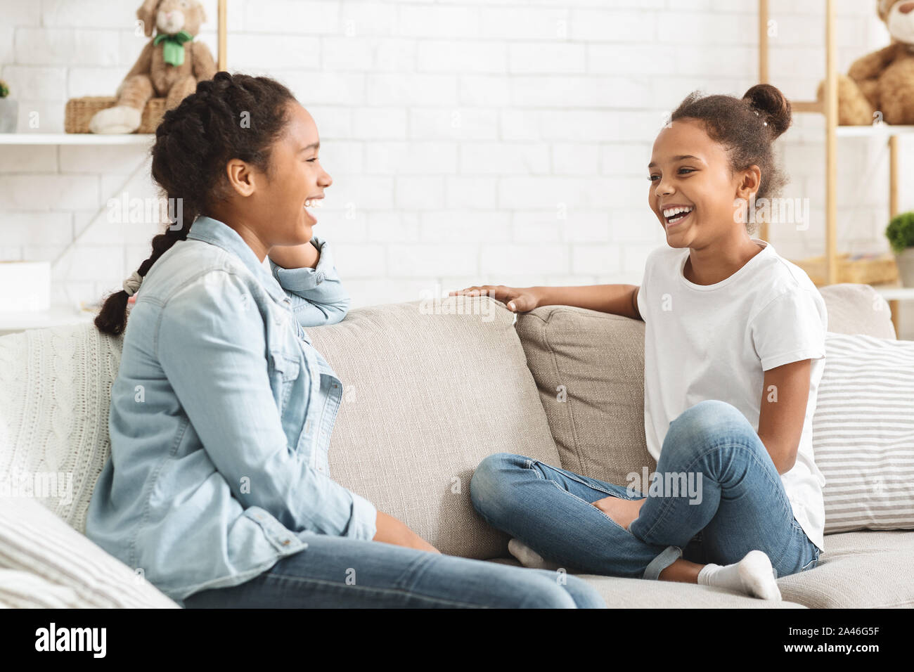 Teen afro american girls talking hi-res stock photography and images ...