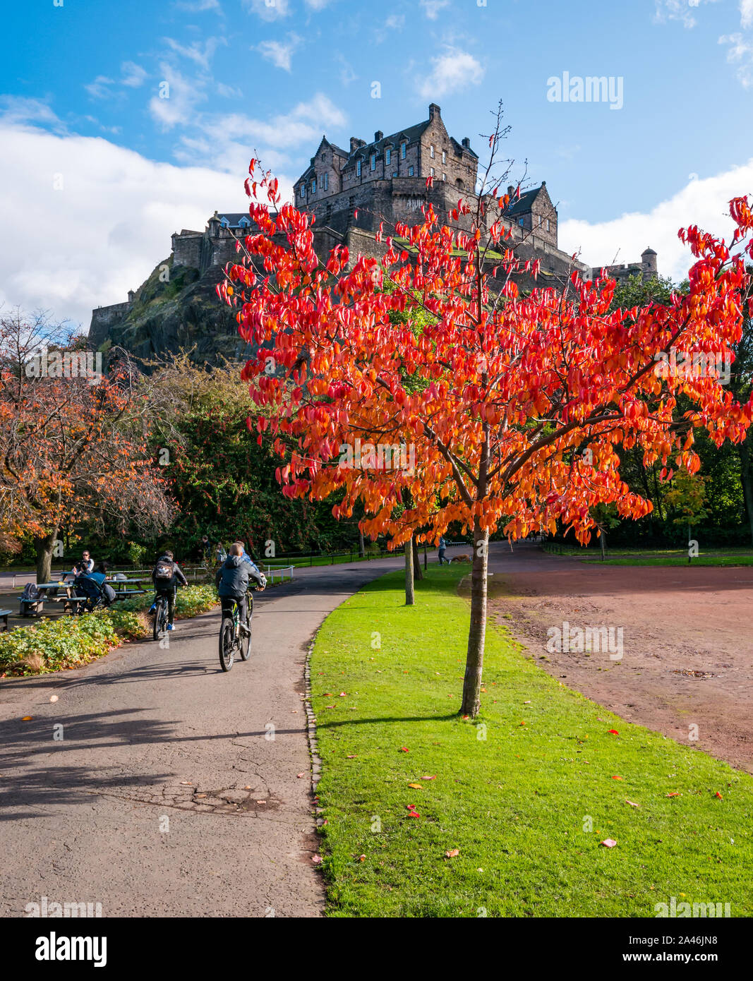 Cycling edinburgh castle hi-res stock photography and images - Alamy
