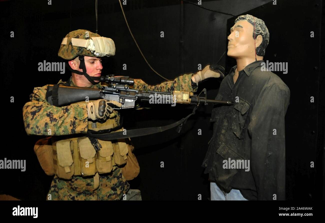 Fleet antiterrorism security team hi-res stock photography and images ...