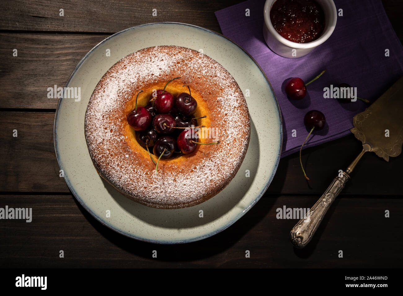 Round cake plate hi-res stock photography and images - Alamy
