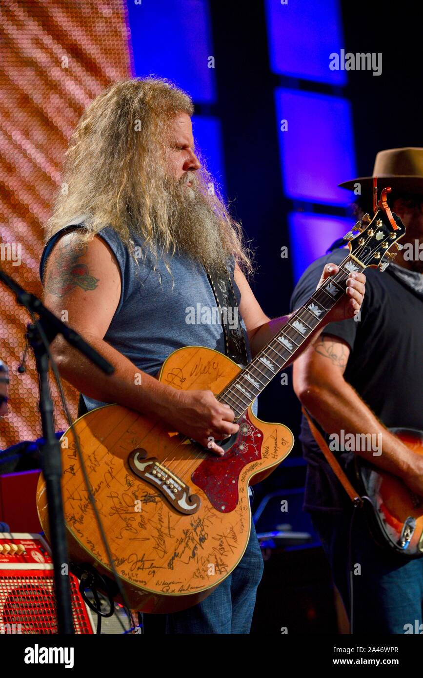 Singing with guitar to veteran hi-res stock photography and images - Alamy