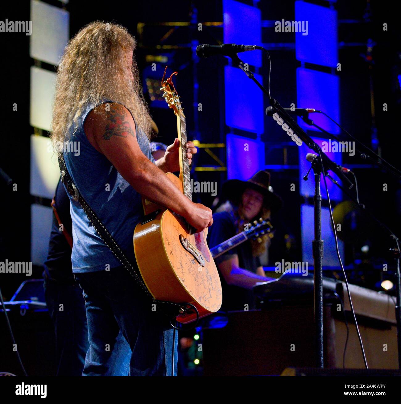 Singing with guitar to veteran hi-res stock photography and images - Alamy