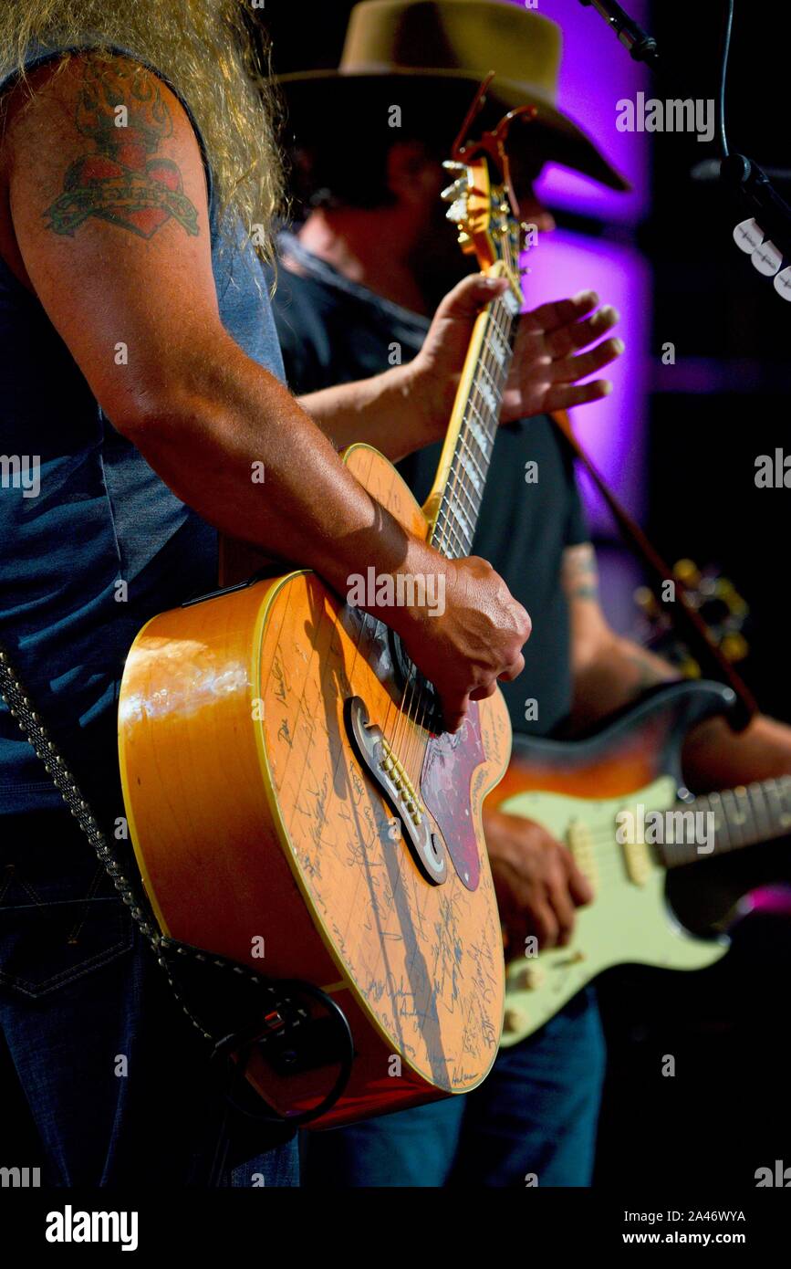 Singing with guitar to veteran hi-res stock photography and images - Alamy