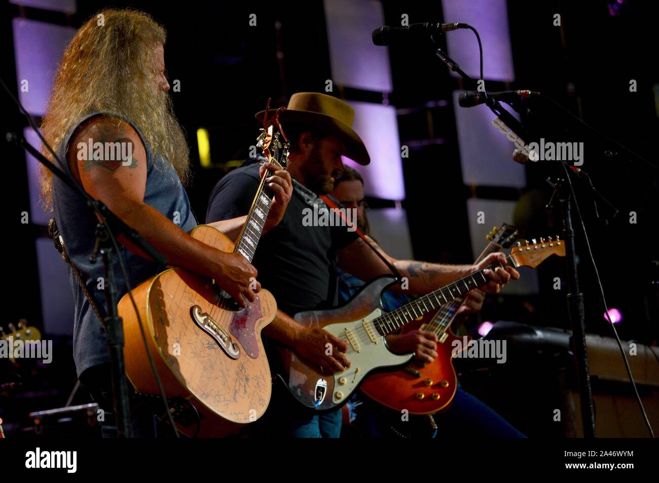 Male country singer hi-res stock photography and images - Alamy