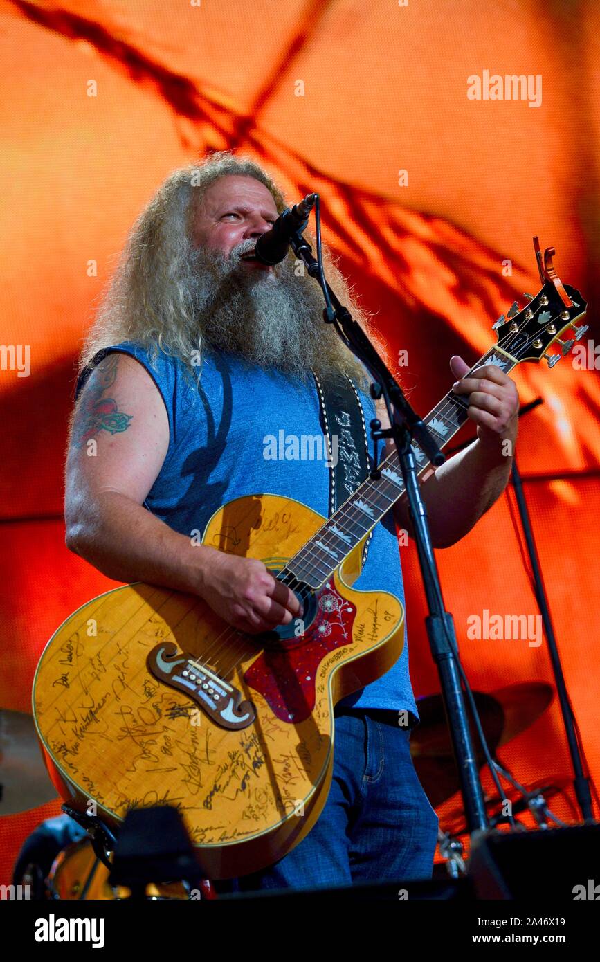 Singing with guitar to veteran hi-res stock photography and images - Alamy