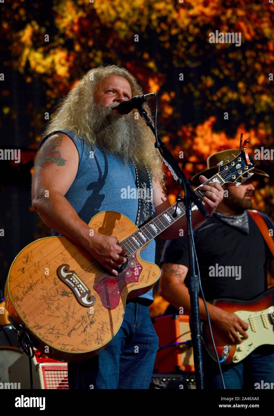 Johnson acoustic guitar hi-res stock photography and images - Alamy