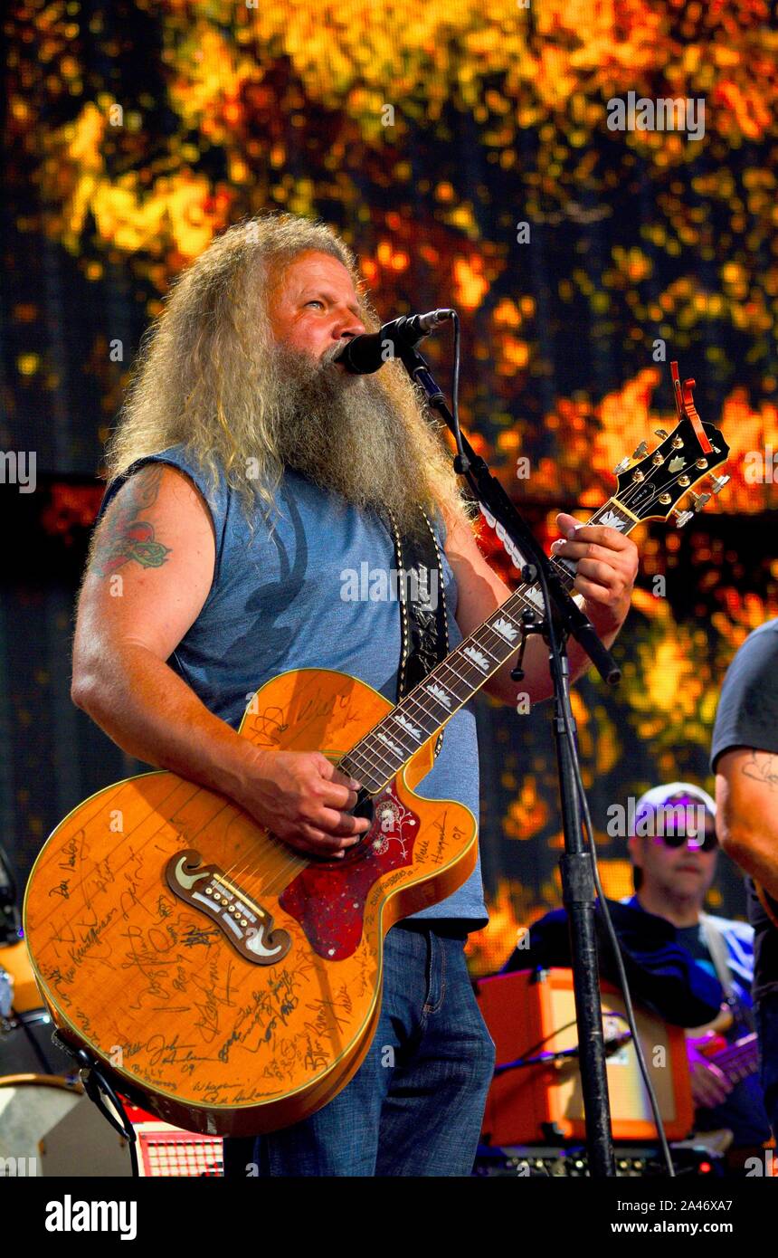 Celebrity singer performing playing guitar hi-res stock photography and ...