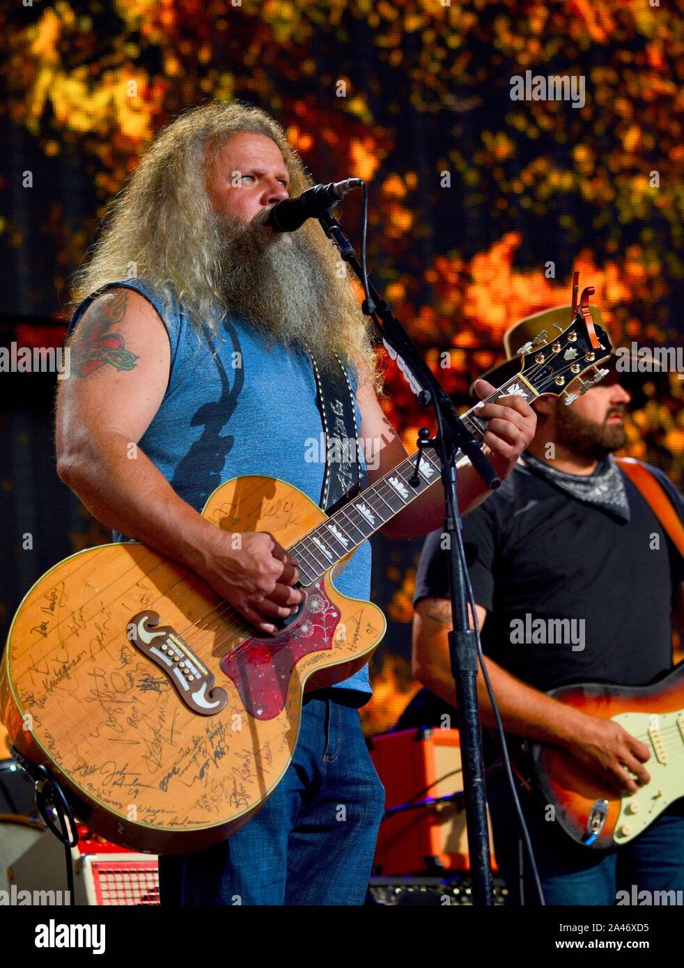 Singing with guitar to veteran hi-res stock photography and images - Alamy