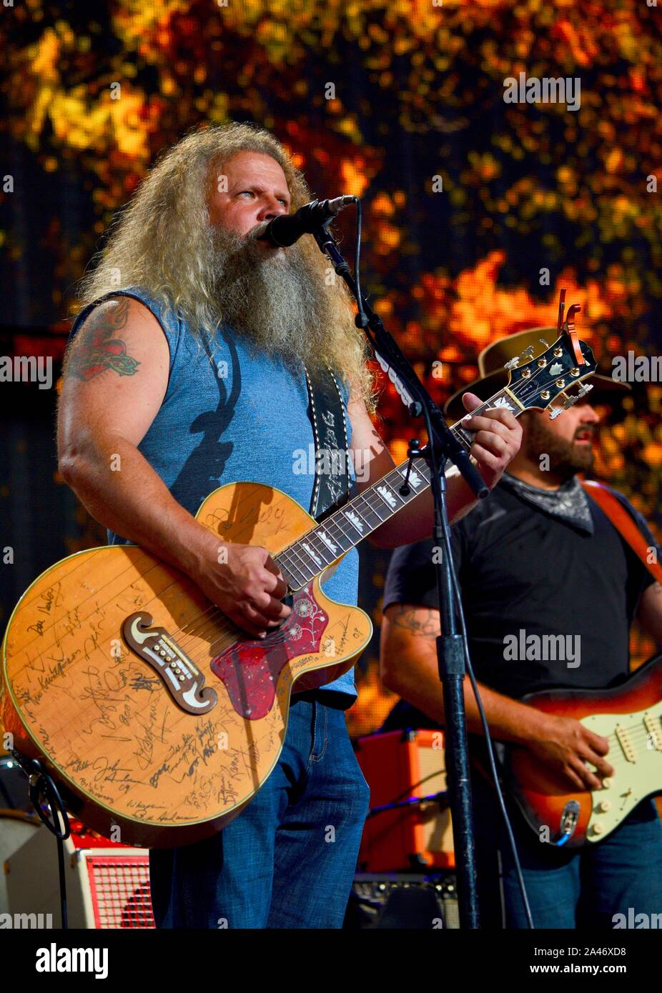 Singing with guitar to veteran hi-res stock photography and images - Alamy