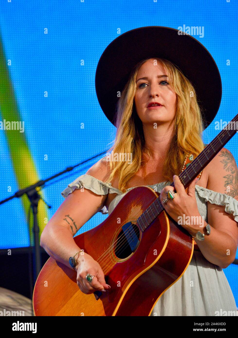 Nashville female musician hat hi-res stock photography and images - Alamy