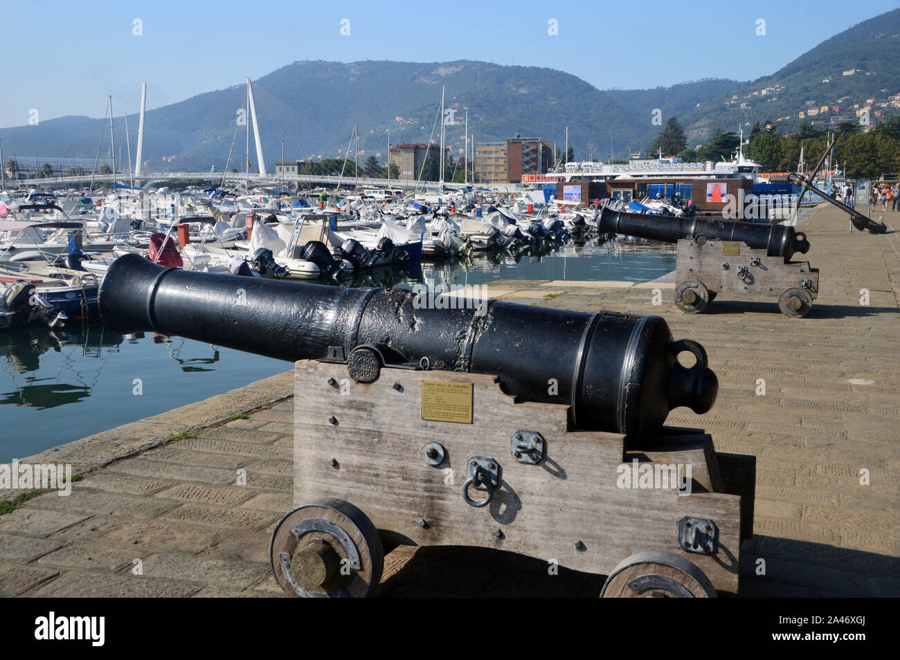 Naval cannon hi-res stock photography and images - Alamy