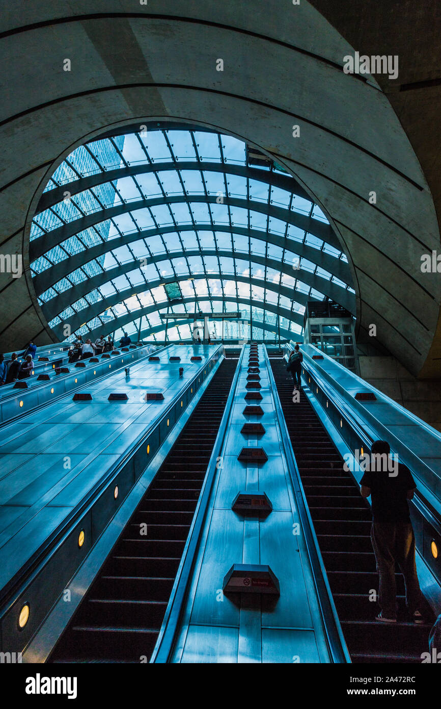 A platform canary wharf underground station hi-res stock photography ...