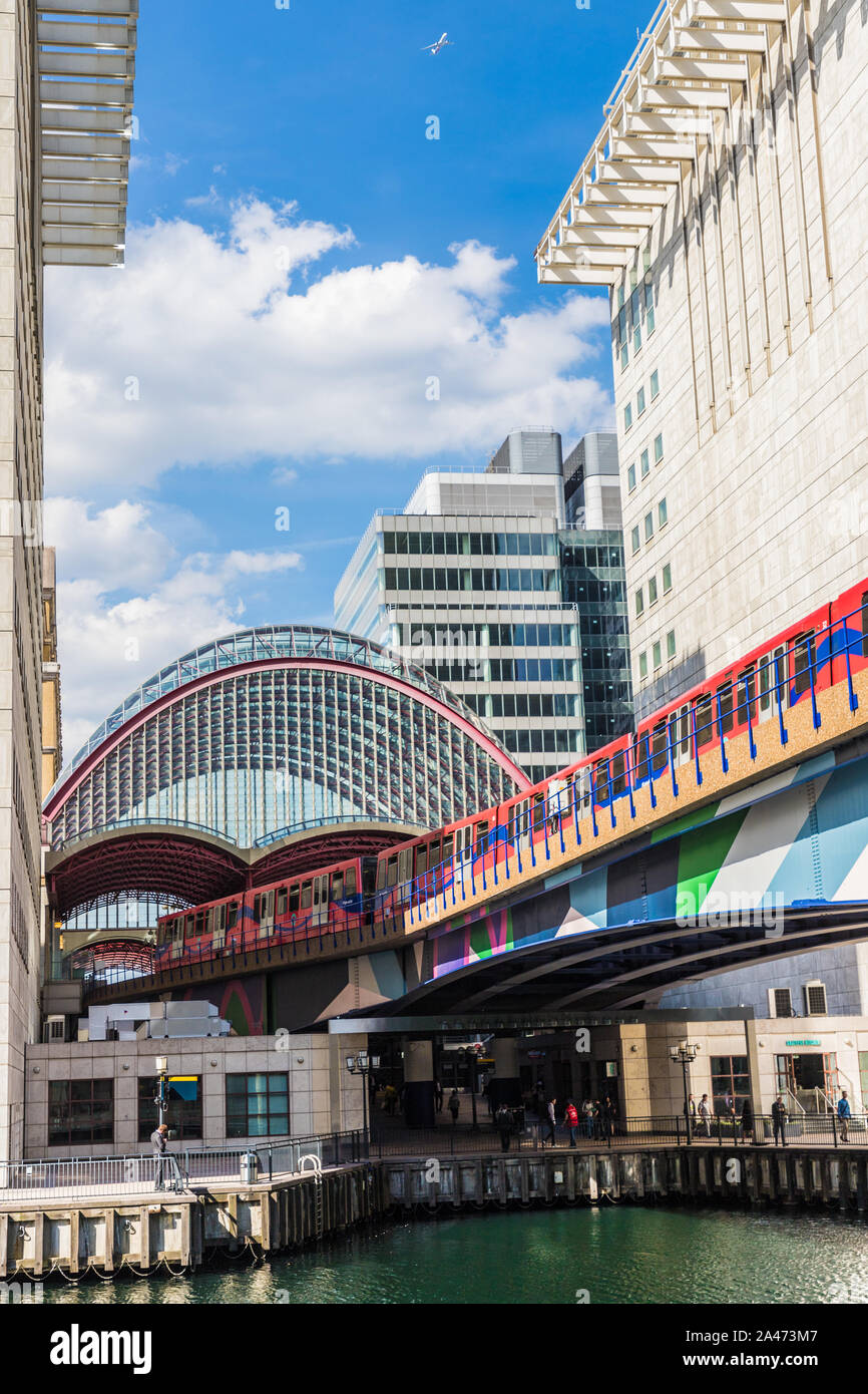 A platform canary wharf underground station hi-res stock photography ...