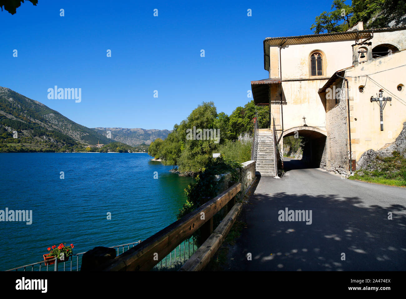 Scanno Lake and the Chiesa Santa Maria del Lago, Abruzzo, Italy Stock ...