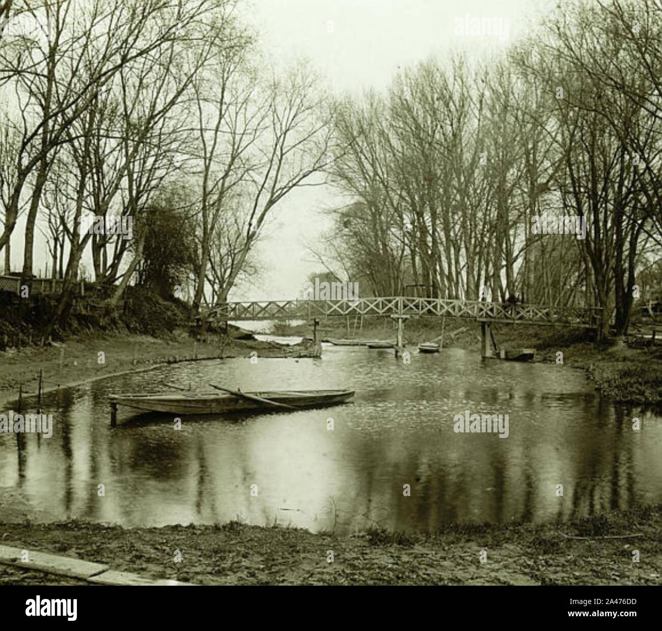 Fleuve, berges, passerelle, barques - Comte Henry de Lestrange Stock ...