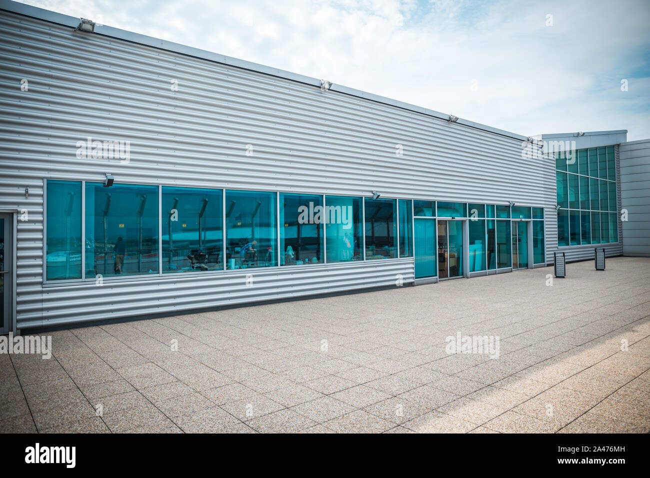 Empty modern office exterior hi-res stock photography and images - Alamy