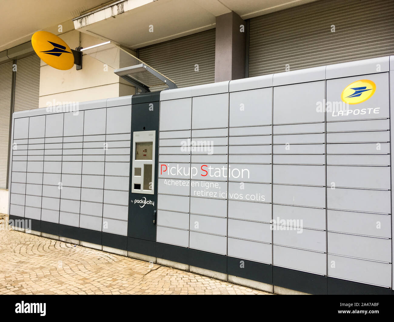 Delivering post packs hi-res stock photography and images - Alamy