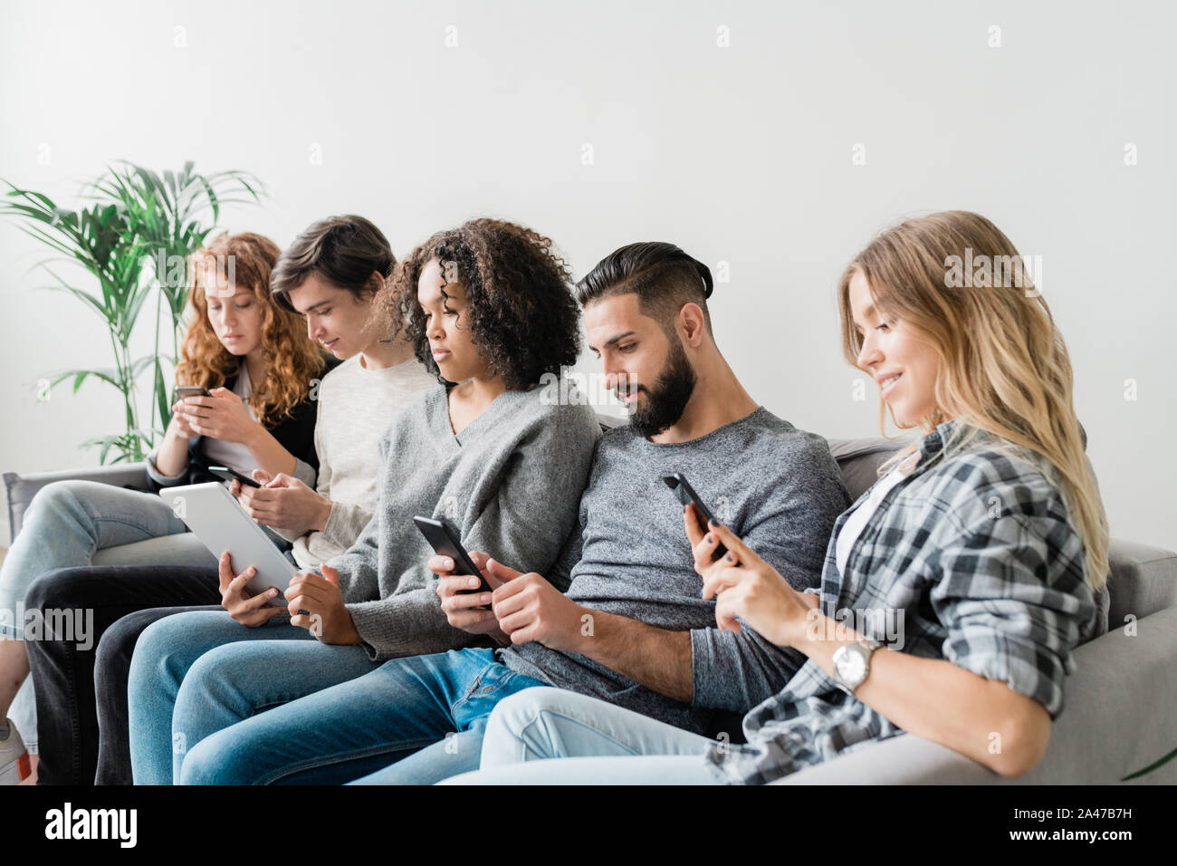 Five friendly people hi-res stock photography and images - Alamy