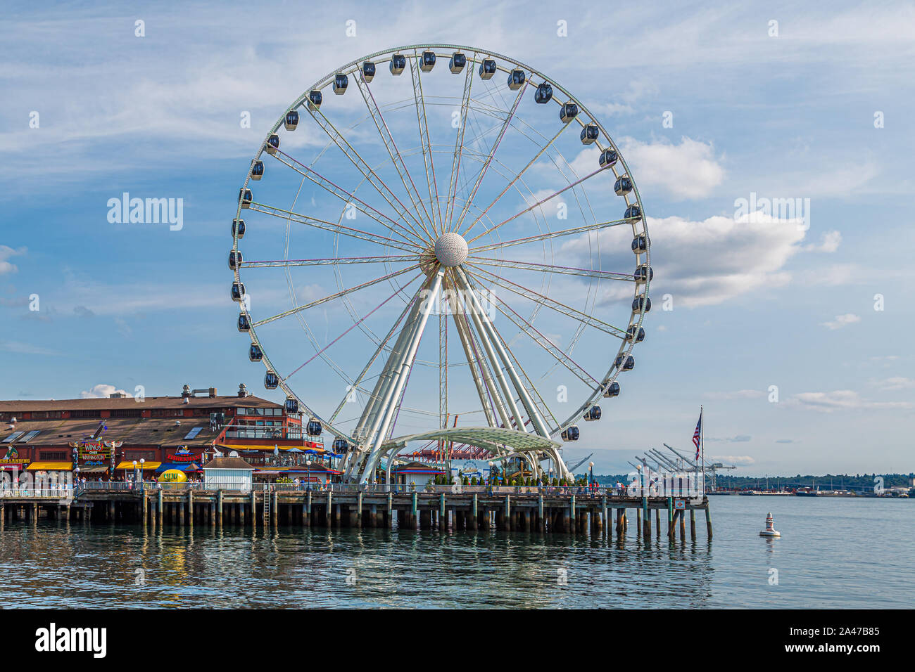Seattle great wheel skyline amusement park ride hi-res stock ...