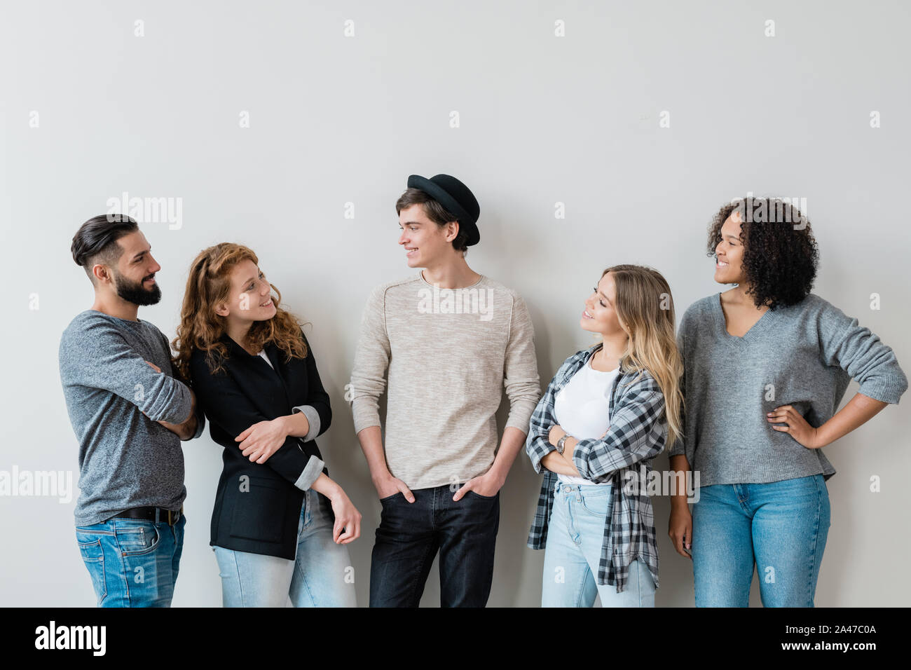 Five friendly people hi-res stock photography and images - Alamy