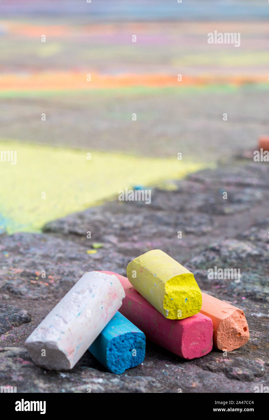 Kids draw on pavement by street hi-res stock photography and images - Alamy