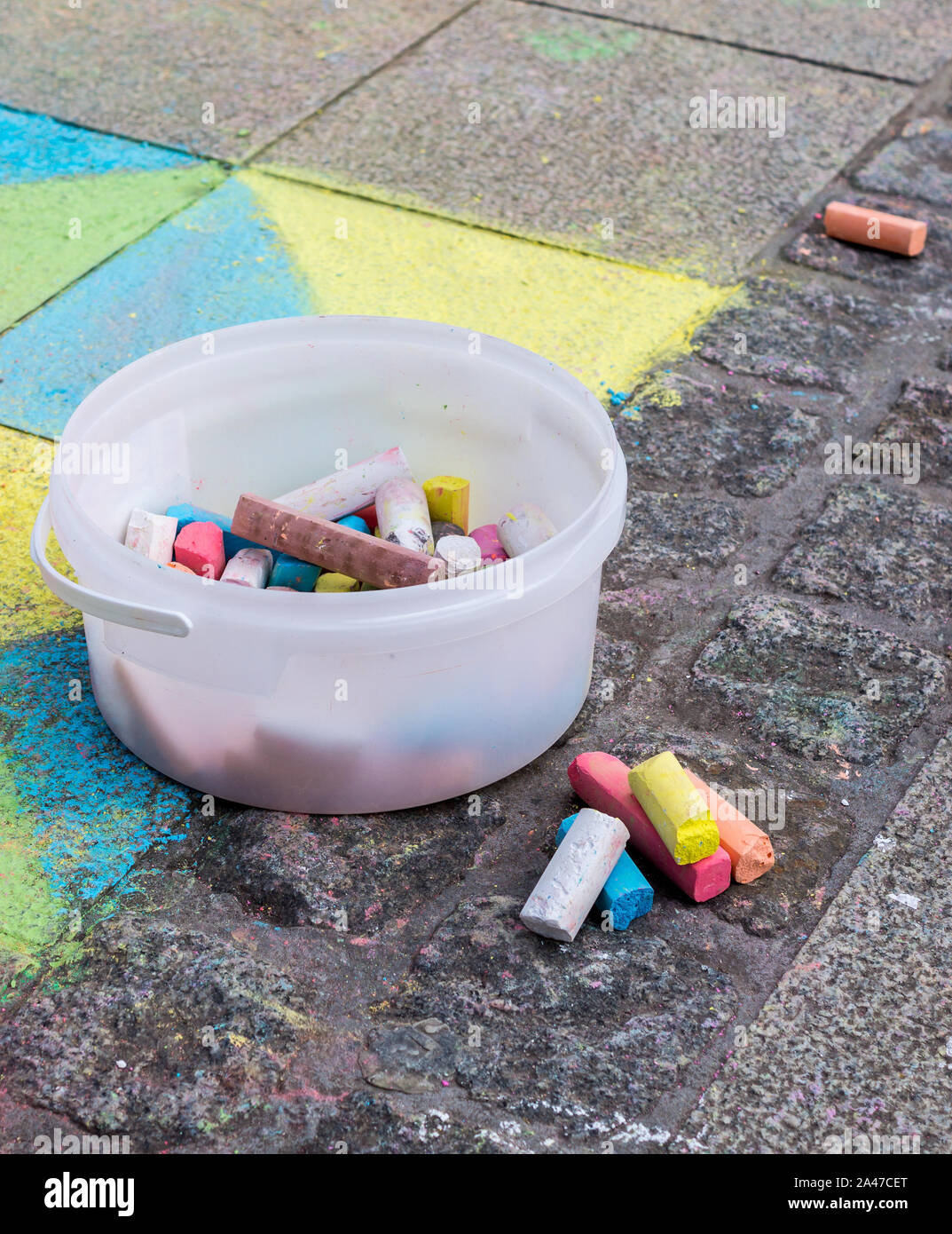 Kids draw on pavement by street hi-res stock photography and images - Alamy