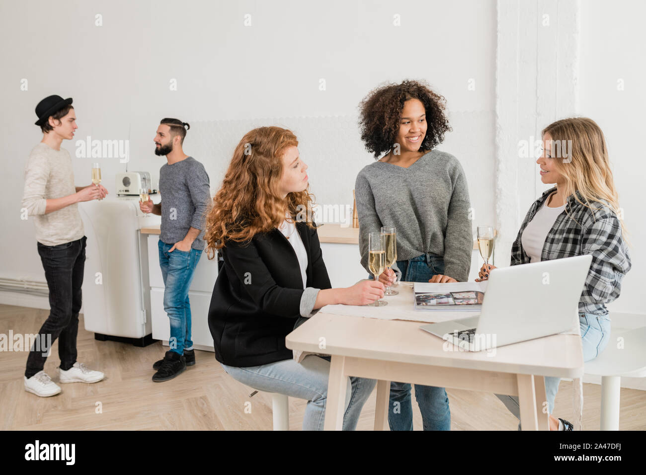 Business group women men smiling hi-res stock photography and images ...