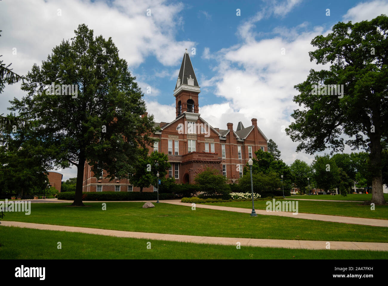 Image of Drake University, a mid-sized private university in Des Moines ...