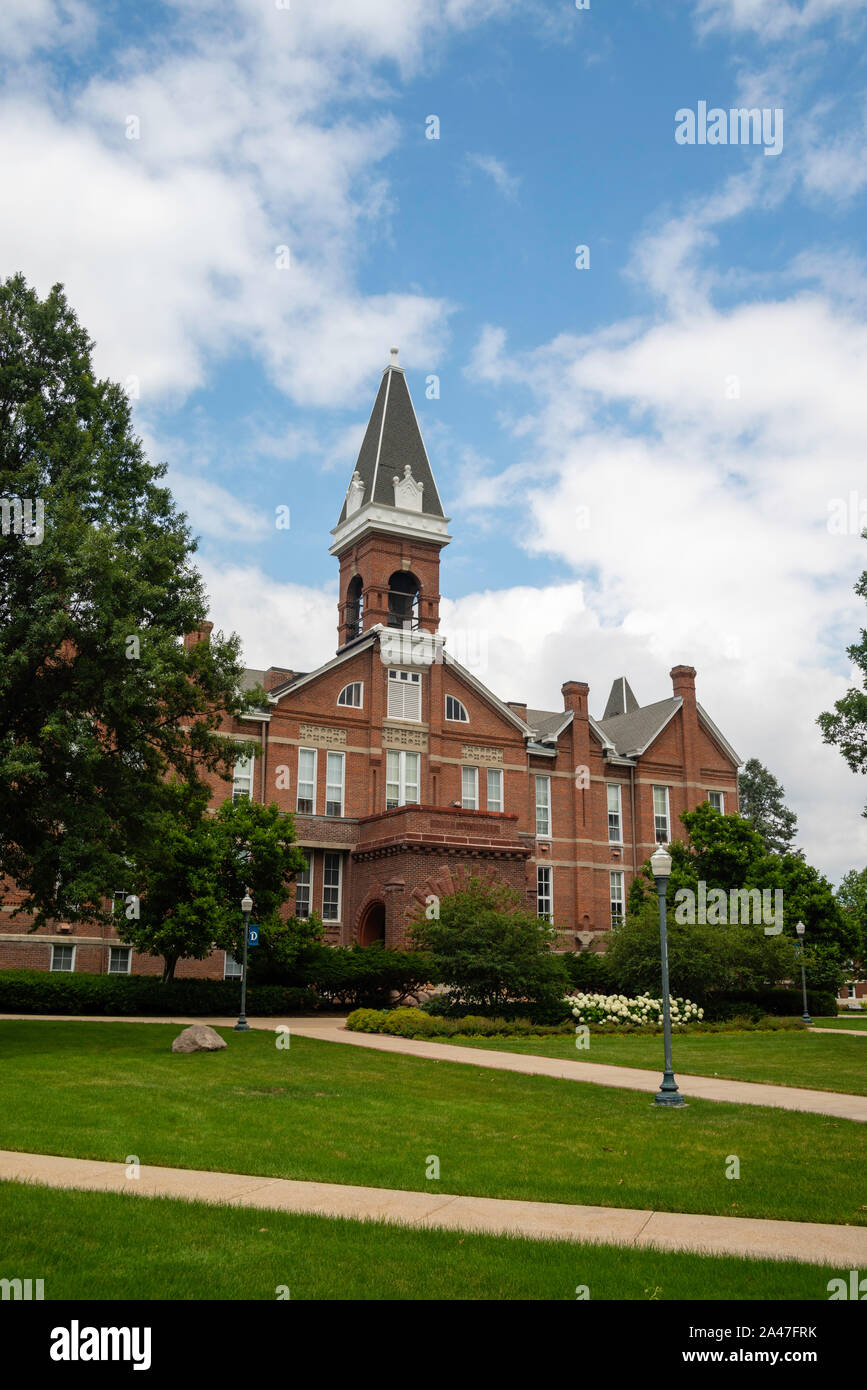 Image of Drake University, a mid-sized private university in Des Moines ...