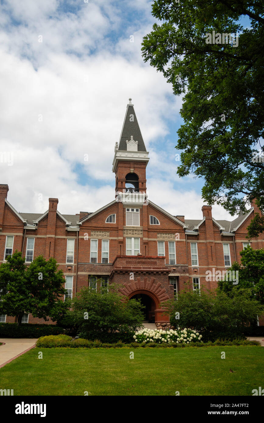 Image of Drake University, a mid-sized private university in Des Moines ...