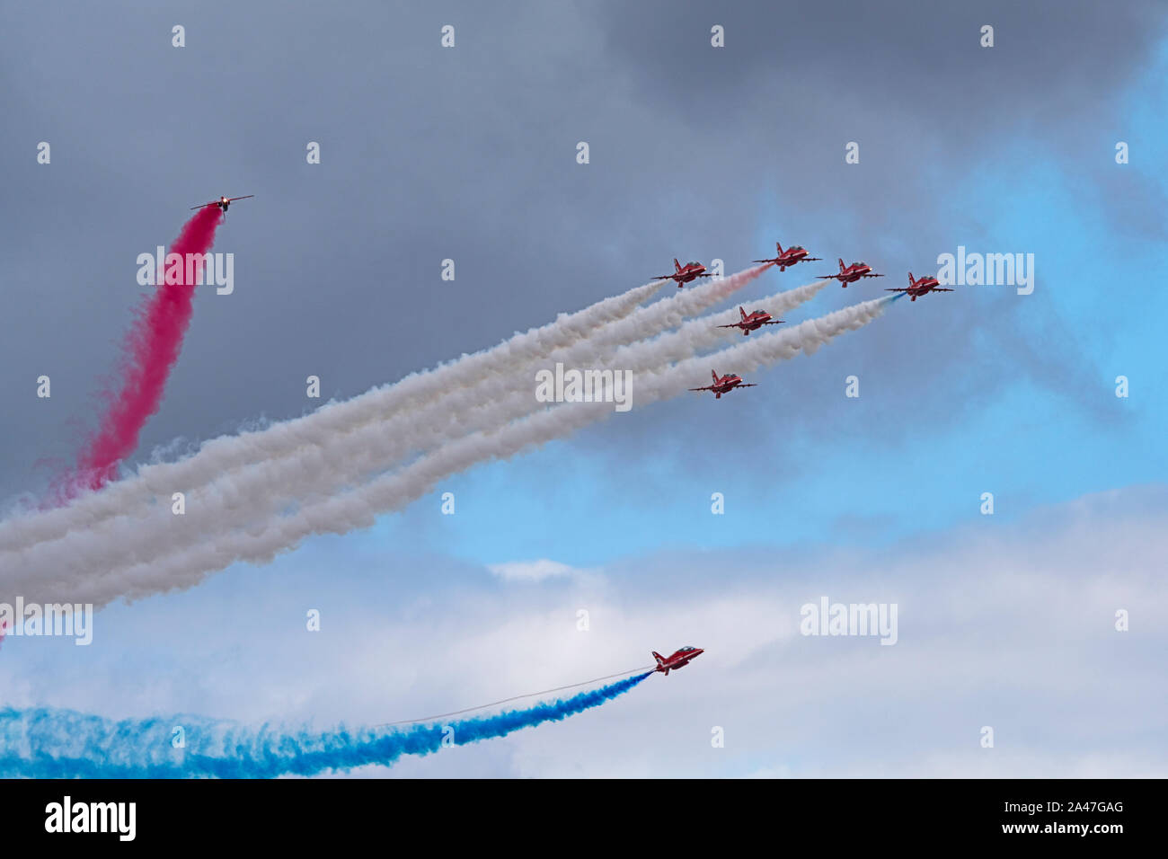 Airplanes Royal Air Force Red Arrows perform Stock Photo - Alamy