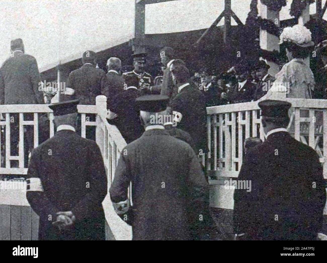 Felice Nazzaro vainqueur du Kaiserpreis 1907 reçoit sa coupe des mains ...