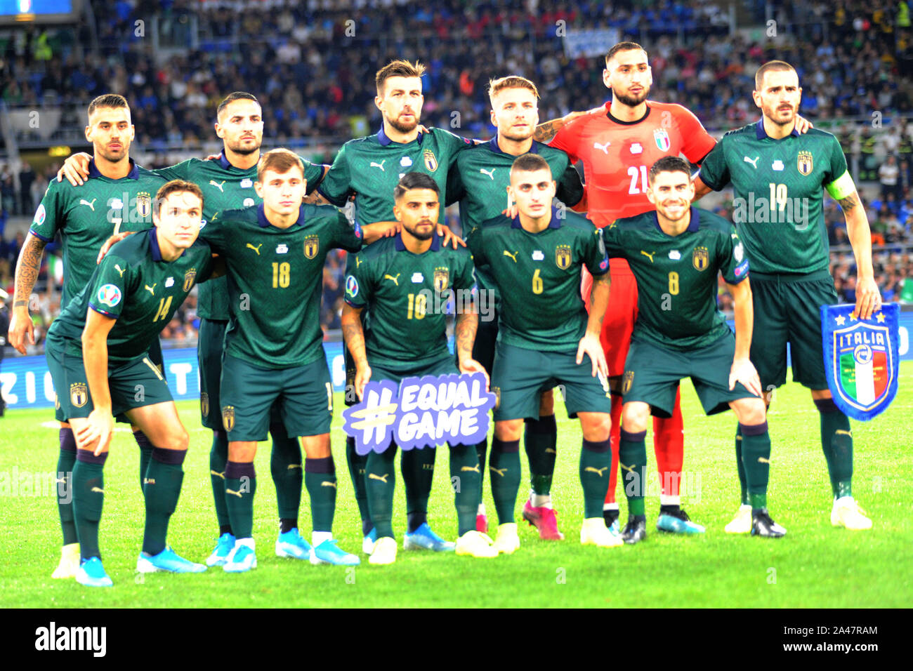 Football teams line up hi-res stock photography and images - Alamy