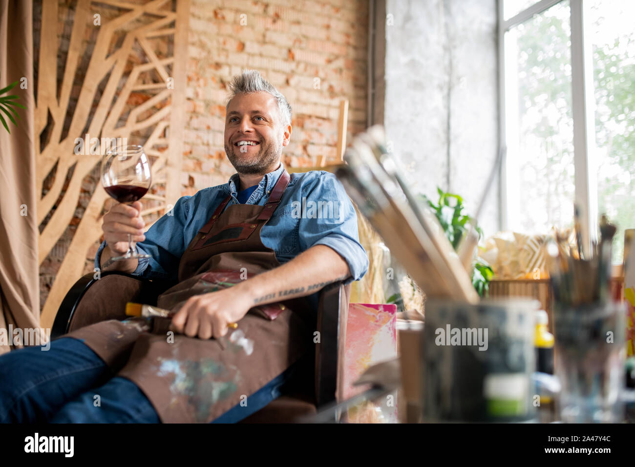 Professional artist hi-res stock photography and images - Alamy