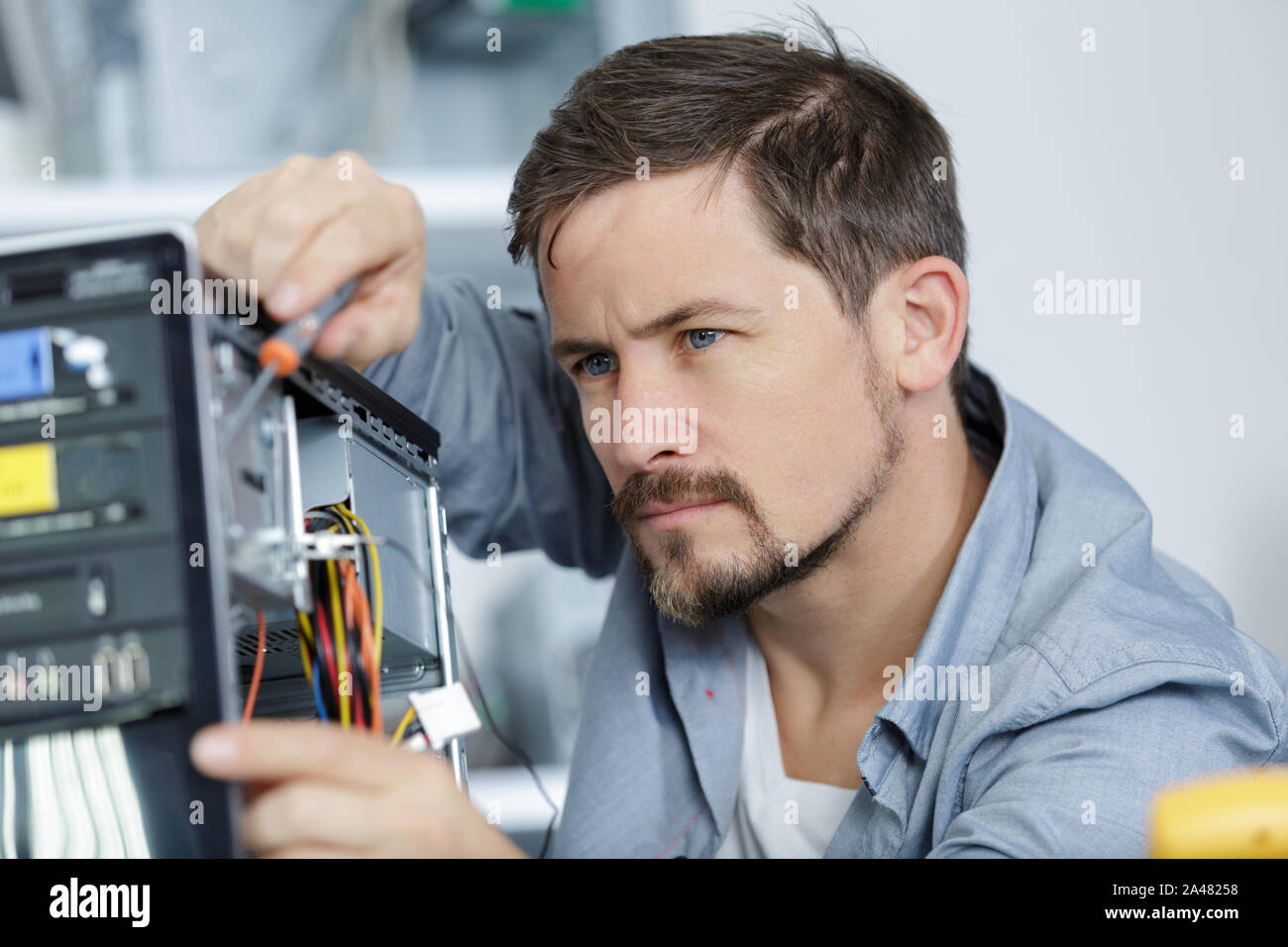 Repairs pc hi-res stock photography and images - Alamy