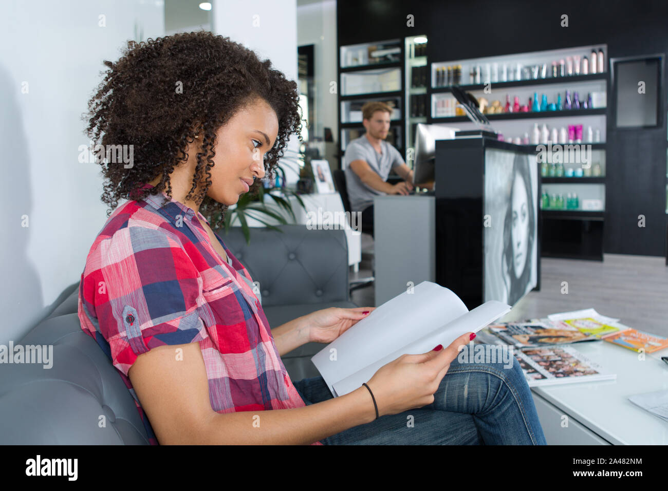 Hairdressing salon reception hi-res stock photography and images - Alamy