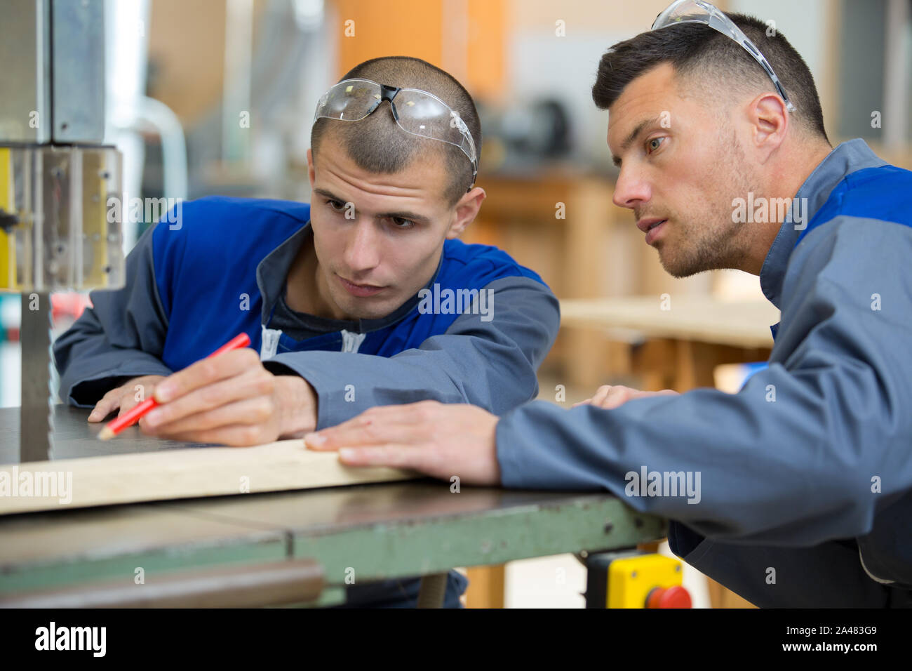 carpenter measuring plank of wood Stock Photo - Alamy