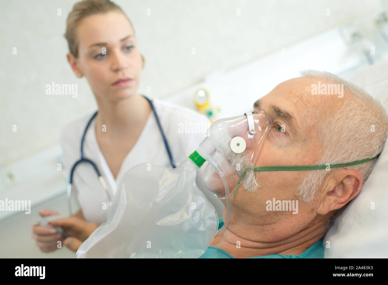 nurse observing patient wearing oxygen mask Stock Photo - Alamy
