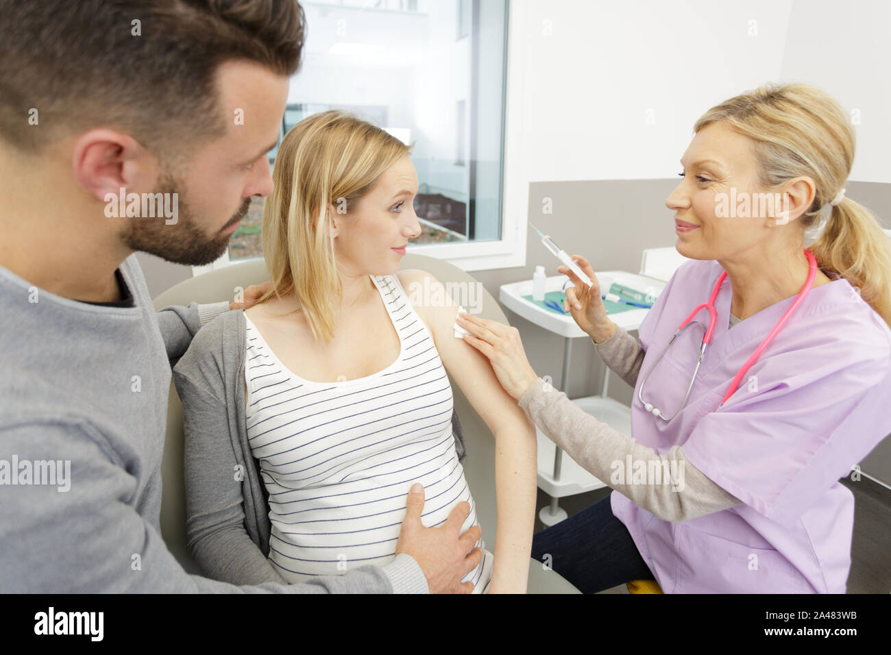 pregnant woman having injection in the arm Stock Photo - Alamy