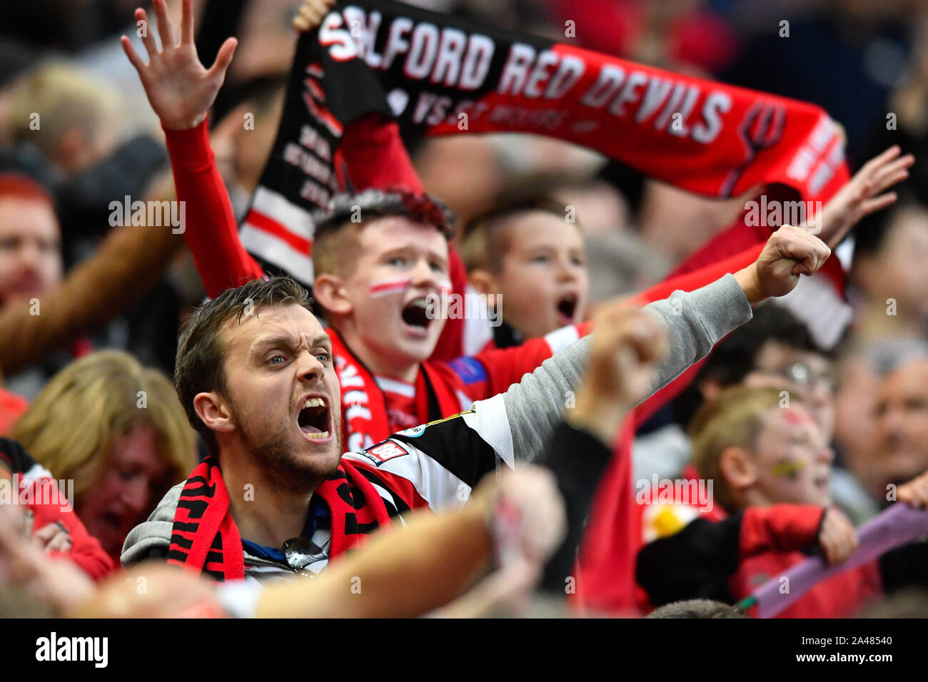 Old trafford fans cheer hi-res stock photography and images - Alamy