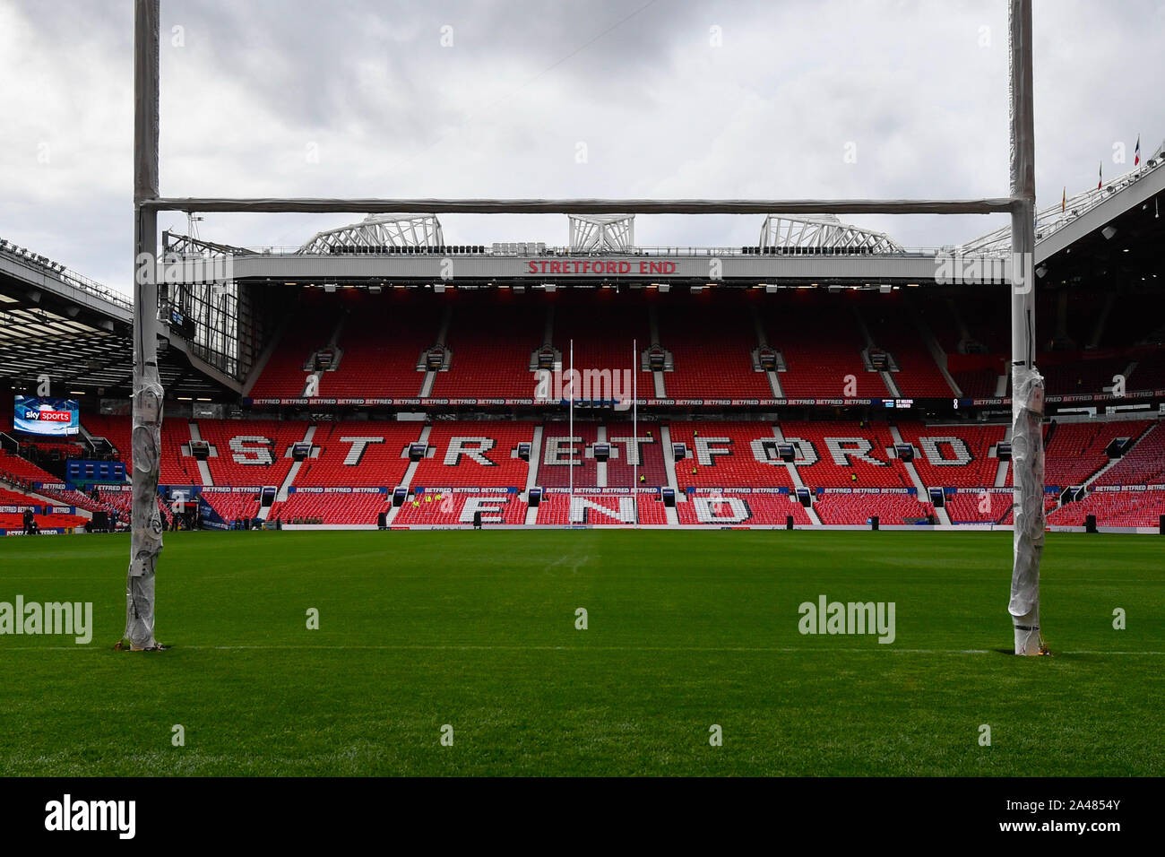 Stretford end hi-res stock photography and images - Alamy