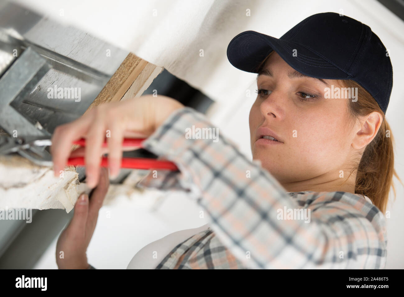 pretty young woman construction worker Stock Photo - Alamy